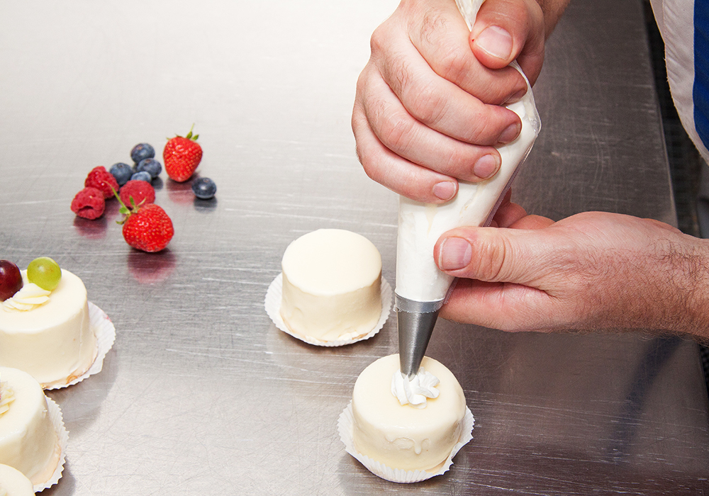 cream_ornate_pastry_bag - CAKE PLAZA